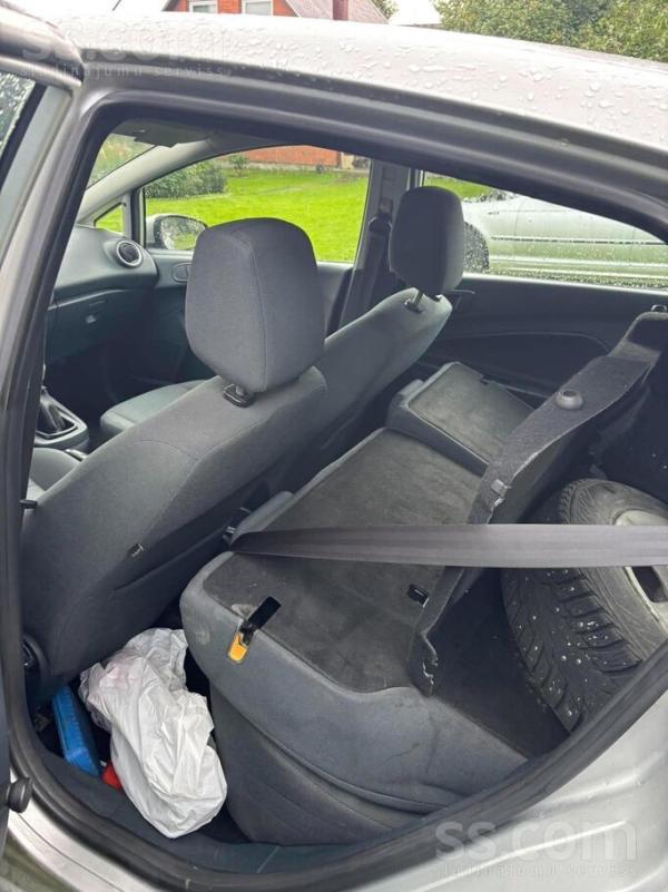 Pelēks Ford Fiesta 2012 Saldus, ar dzinēja tilpumu 1.40 L un nobraukumu 0 tūkst. km par 2500 €, foto 9 vietnē AUTOMOTO.COM.LV