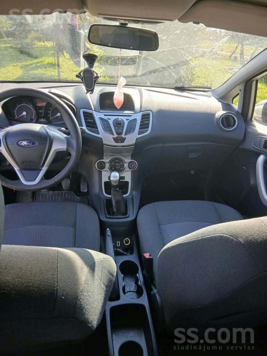 Pelēks Ford Fiesta 2012 Liepāja, ar dzinēja tilpumu 1.40 L un nobraukumu 254 tūkst. km par 2250 €, foto 7 vietnē AUTOMOTO.COM.LV