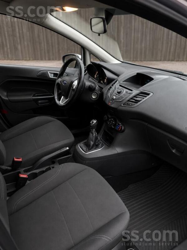 Pelēks Ford Fiesta 2013 Rīga, ar dzinēja tilpumu 1.30 L un nobraukumu 383 tūkst. km par 1600 €, foto 7 vietnē AUTOMOTO.COM.LV