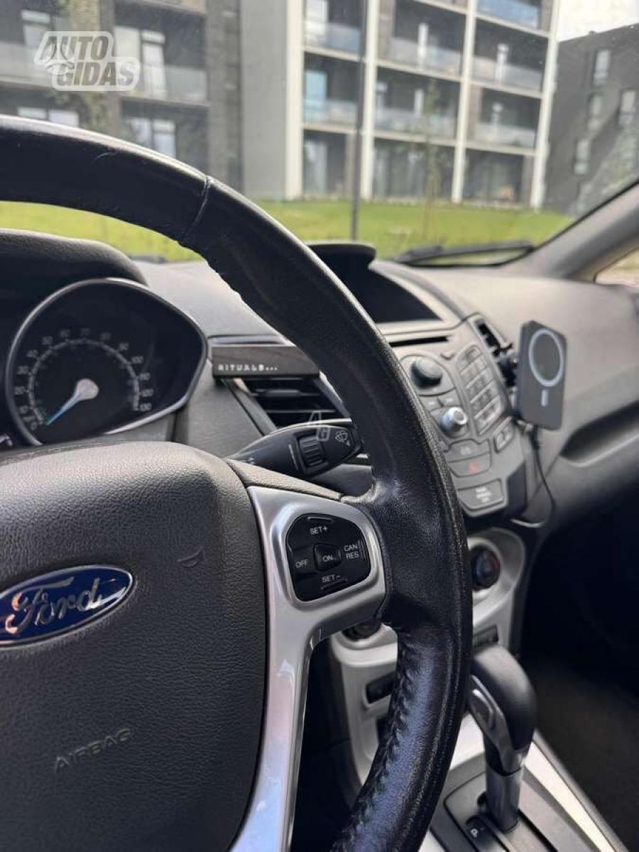 Pelēks Ford Fiesta 2014 Viļņa, ar dzinēja tilpumu 1.60 L un nobraukumu 99 tūkst. km par 3600 €, foto 5 vietnē AUTOMOTO.COM.LV