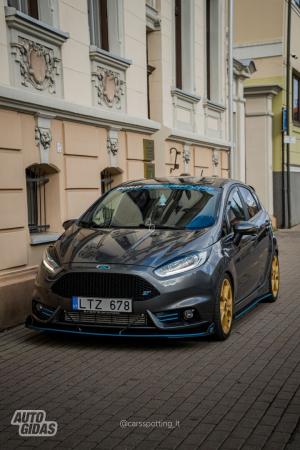 Pelēks Ford Fiesta 2016 Kauņa, ar dzinēja tilpumu 1.60 L un nobraukumu 160 tūkst. km par 9500 €, foto 2 vietnē AUTOMOTO.COM.LV