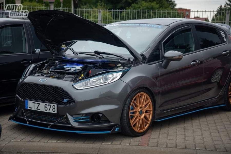 Pelēks Ford Fiesta 2016 Kauņa, ar dzinēja tilpumu 1.60 L un nobraukumu 165 tūkst. km par 9100 €, foto 1 vietnē AUTOMOTO.COM.LV