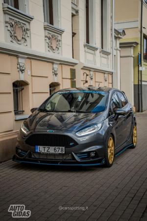 Pelēks Ford Fiesta 2016 Kauņa, ar dzinēja tilpumu 1.60 L un nobraukumu 165 tūkst. km par 9100 €, foto 3 vietnē AUTOMOTO.COM.LV