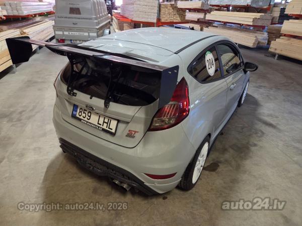 Pelēks Ford Fiesta 2016 Viljandi, ar dzinēja tilpumu 1.60 L un nobraukumu 59 tūkst. km par 17900 €, foto 3 vietnē AUTOMOTO.COM.LV