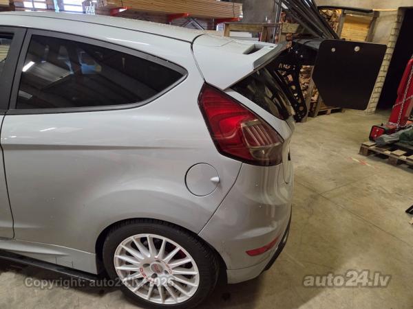 Pelēks Ford Fiesta 2016 Viljandi, ar dzinēja tilpumu 1.60 L un nobraukumu 59 tūkst. km par 17900 €, foto 5 vietnē AUTOMOTO.COM.LV