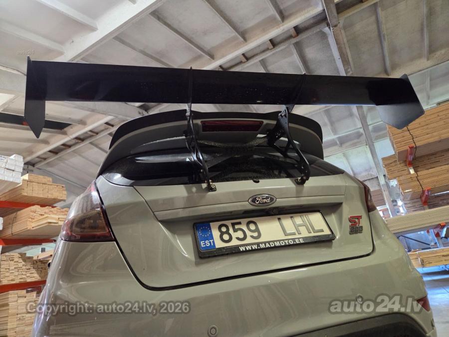 Pelēks Ford Fiesta 2016 Viljandi, ar dzinēja tilpumu 1.60 L un nobraukumu 59 tūkst. km par 17900 €, foto 5 vietnē AUTOMOTO.COM.LV