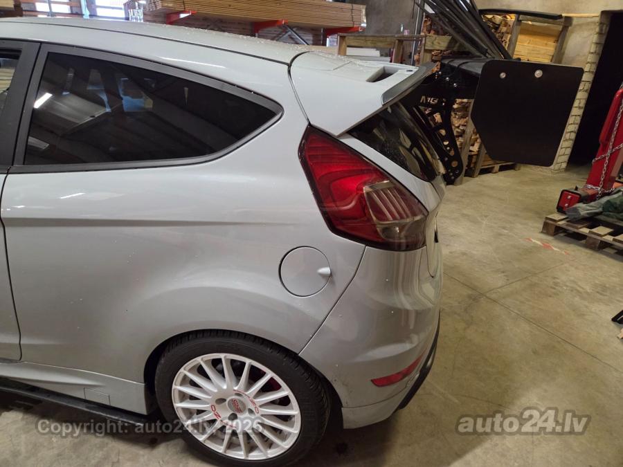 Pelēks Ford Fiesta 2016 Viljandi, ar dzinēja tilpumu 1.60 L un nobraukumu 59 tūkst. km par 17900 €, foto 6 vietnē AUTOMOTO.COM.LV