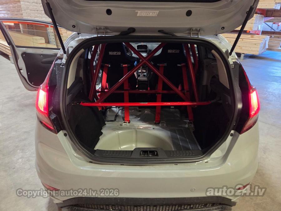 Pelēks Ford Fiesta 2016 Viljandi, ar dzinēja tilpumu 1.60 L un nobraukumu 59 tūkst. km par 17900 €, foto 12 vietnē AUTOMOTO.COM.LV