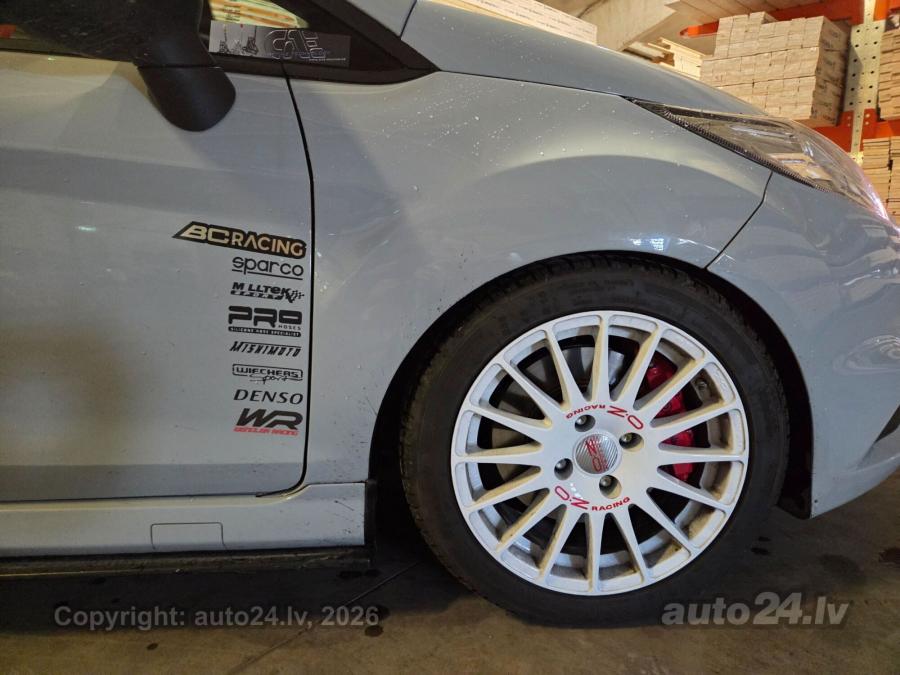 Pelēks Ford Fiesta 2016 Viljandi, ar dzinēja tilpumu 1.60 L un nobraukumu 59 tūkst. km par 17900 €, foto 17 vietnē AUTOMOTO.COM.LV