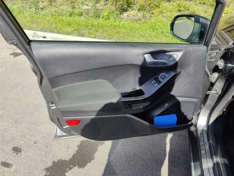 Grey Ford Fiesta 2018 in Kaunas, with an engine capacity of 1.00 L and mileage of 134 thousand km for 8800 €, photo 13 on AUTOMOTO.COM.LV