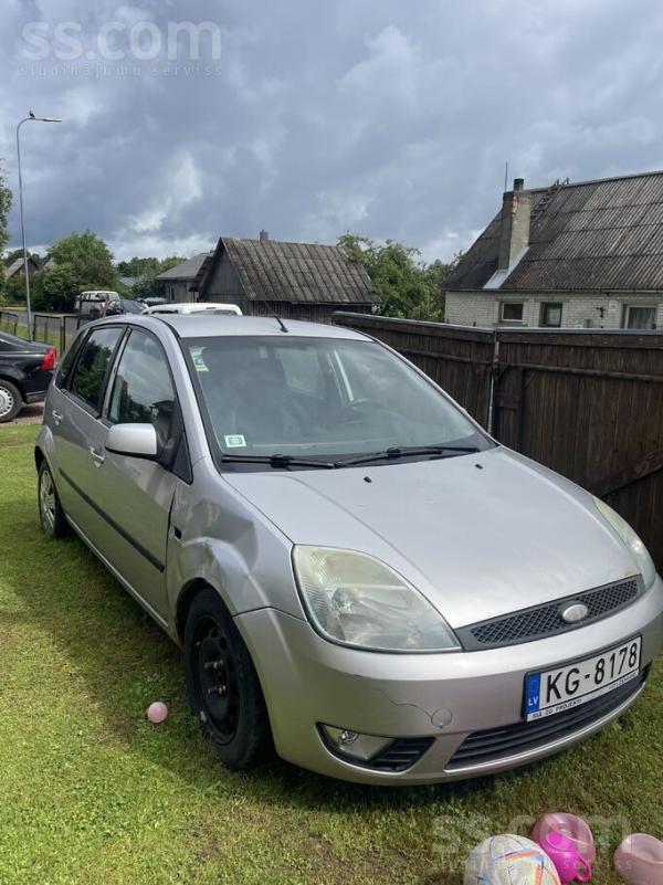 Pelēks Ford Fiesta 2005 Rīga, ar dzinēja tilpumu 1.20 L un nobraukumu 277 tūkst. km par 650 €, foto 1 vietnē AUTOMOTO.COM.LV