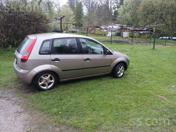 Ford Fiesta 2004 in Cesis, with an engine capacity of 1.40 L and mileage of 205 thousand km for 850 €, photo 4 on AUTOMOTO.COM.LV