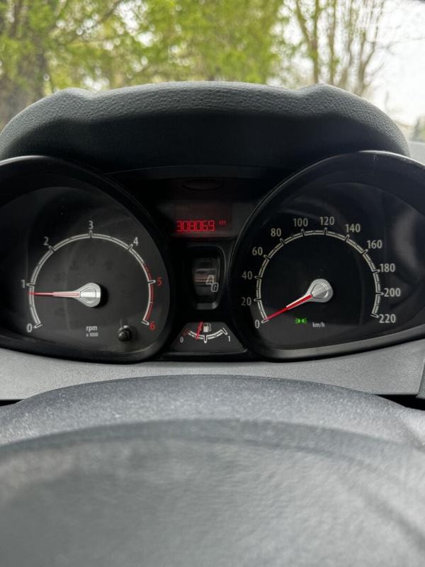 Ford Fiesta 2009 in Siauliai, with an engine capacity of 1.40 L and mileage of 350 thousand km for 1700 €, photo 8 on AUTOMOTO.COM.LV