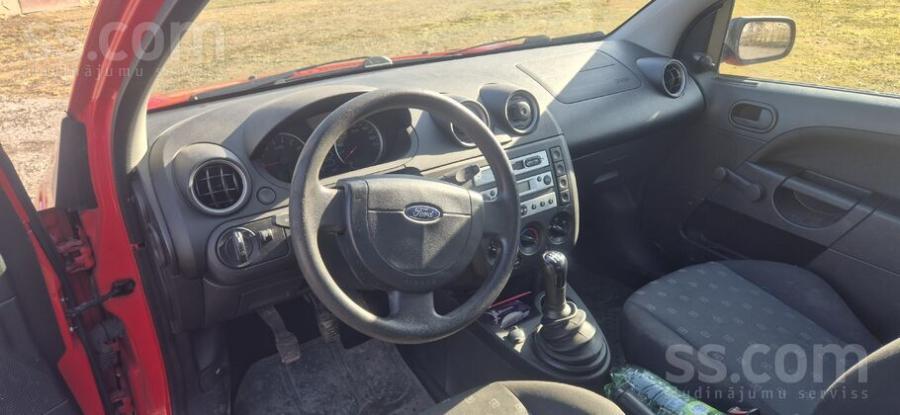Red Ford Fiesta 2003 in Preili, with an engine capacity of 1.30 L and mileage of 157 thousand km for 1200 €, photo 6 on AUTOMOTO.COM.LV