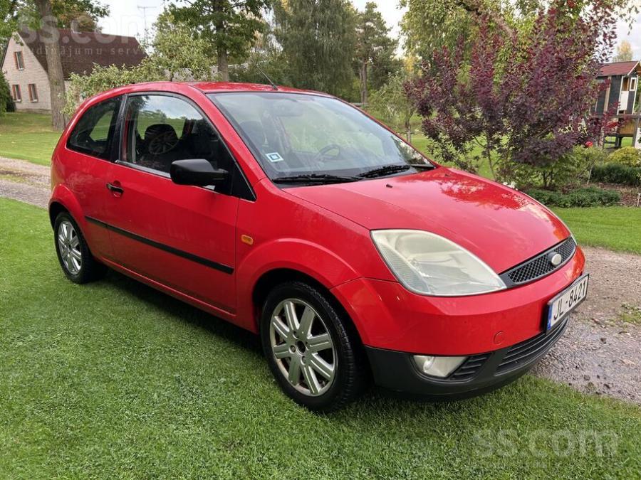 Red Ford Fiesta 2003 in Riga, with an engine capacity of 1.40 L and mileage of 339 thousand km for 1000 €, photo 1 on AUTOMOTO.COM.LV