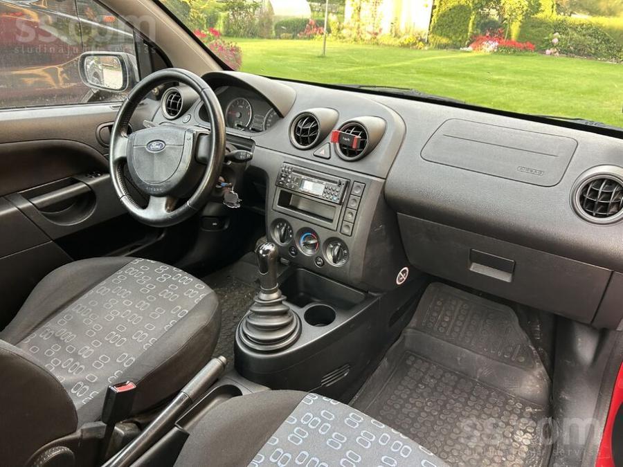 Red Ford Fiesta 2003 in Riga, with an engine capacity of 1.40 L and mileage of 339 thousand km for 1000 €, photo 5 on AUTOMOTO.COM.LV