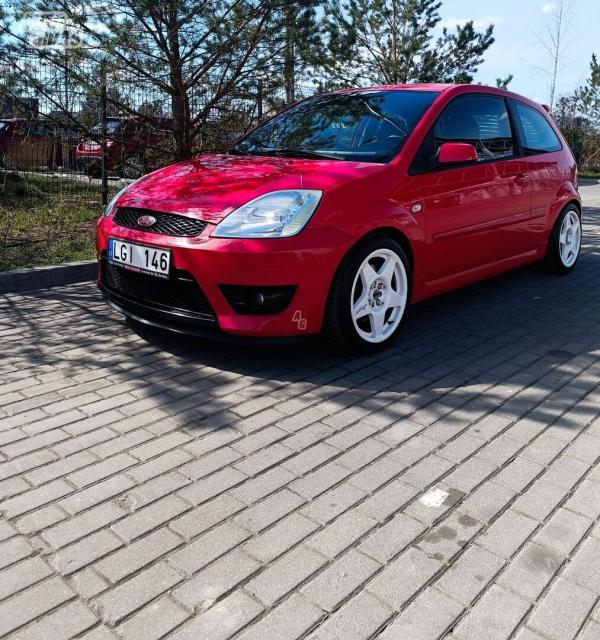 Red Ford Fiesta 2005 in Kaunas, with an engine capacity of 2.00 L and mileage of 215 thousand km for 3500 €, photo 1 on AUTOMOTO.COM.LV