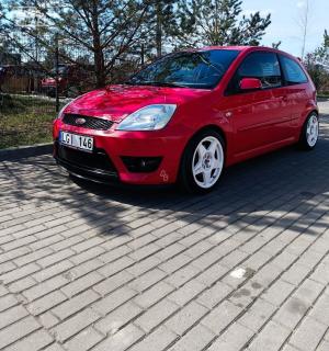 Sarkans Ford Fiesta 2005 Kauņa, ar dzinēja tilpumu 2.00 L un nobraukumu 215 tūkst. km par 3500 €, foto  vietnē AUTOMOTO.COM.LV
