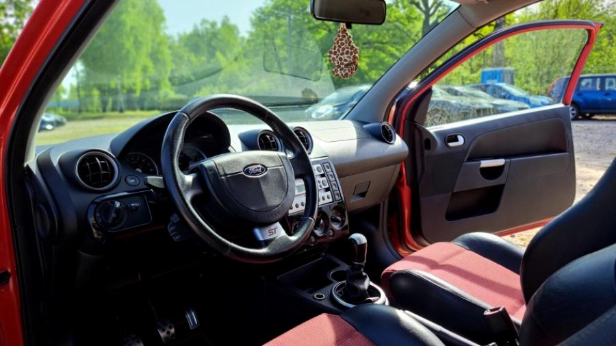 Sarkans Ford Fiesta 2005 Rīga, ar dzinēja tilpumu 2.00 L un nobraukumu 186 tūkst. km par 3190 €, foto 16 vietnē AUTOMOTO.COM.LV