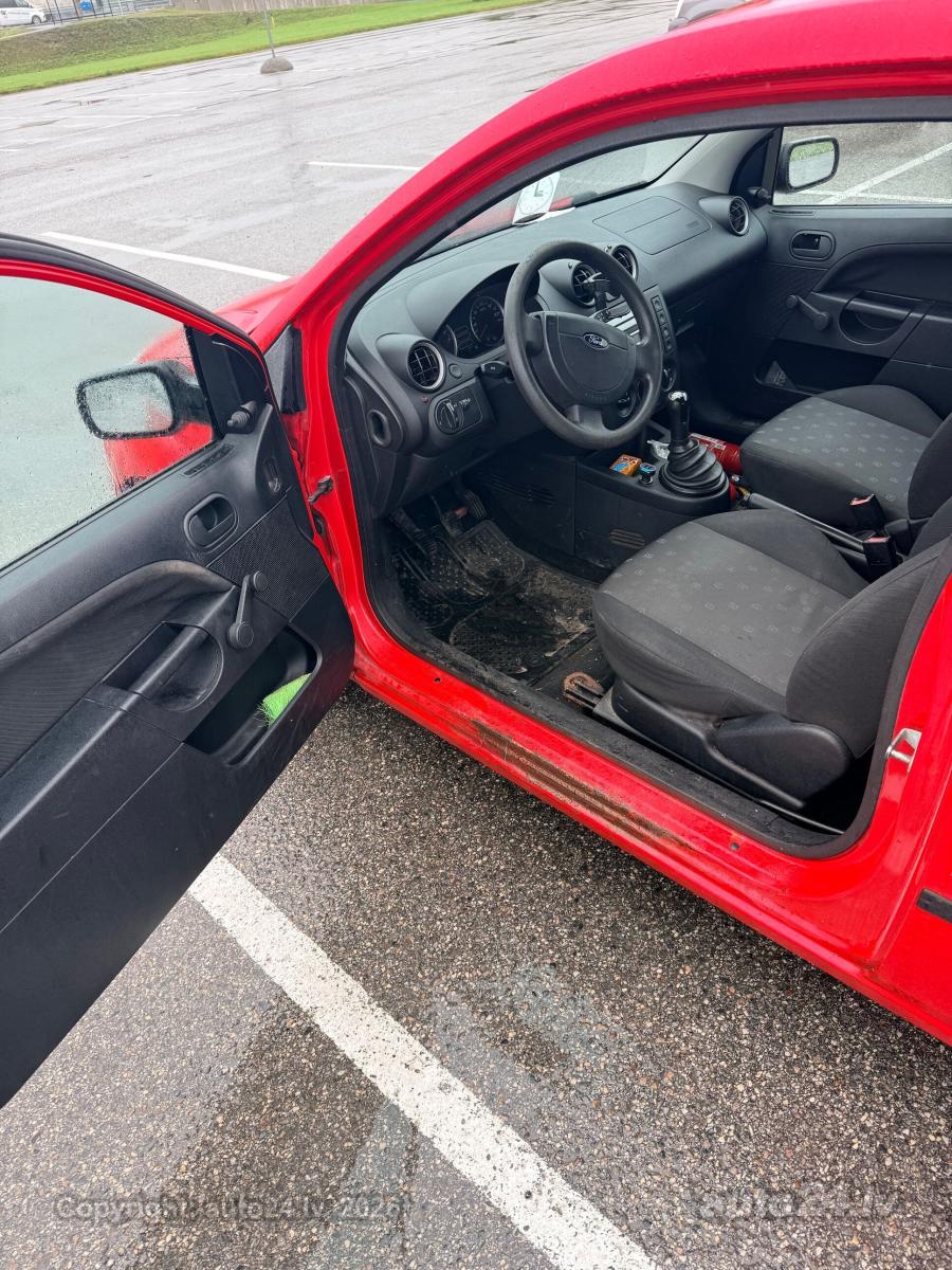Sarkans Ford Fiesta 2005 Tallina, ar dzinēja tilpumu 1.30 L un nobraukumu 336 tūkst. km par 750 €, foto 5 vietnē AUTOMOTO.COM.LV