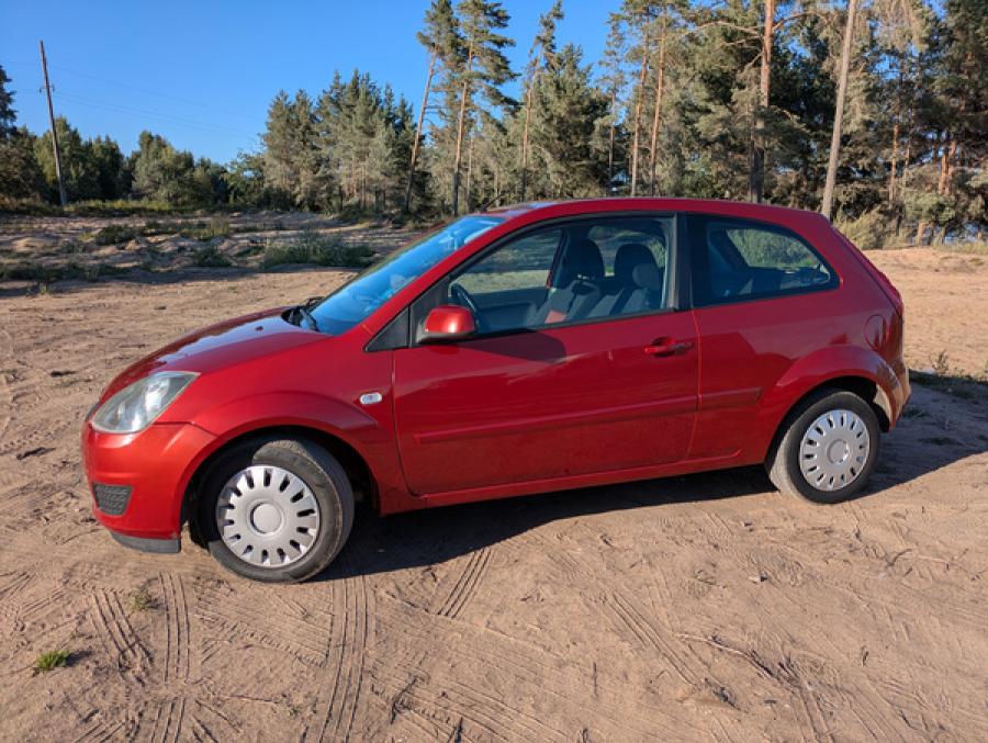 Sarkans Ford Fiesta 2008 Tallina, ar dzinēja tilpumu 1.30 L un nobraukumu 109 tūkst. km par 1630 €, foto 5 vietnē AUTOMOTO.COM.LV