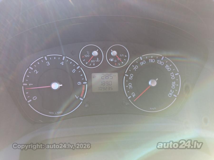 Sarkans Ford Fiesta 2008 Tallina, ar dzinēja tilpumu 1.30 L un nobraukumu 110 tūkst. km par 1630 €, foto 16 vietnē AUTOMOTO.COM.LV