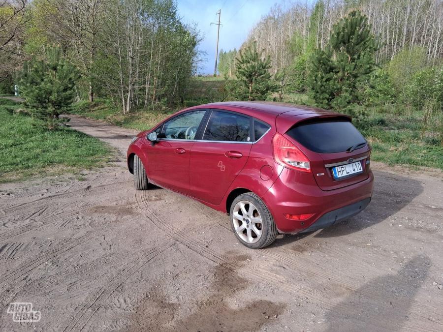 Red Ford Fiesta 2009 in Raseiniai, with an engine capacity of 1.60 L and mileage of 201 thousand km for 1700 €, photo 3 on AUTOMOTO.COM.LV