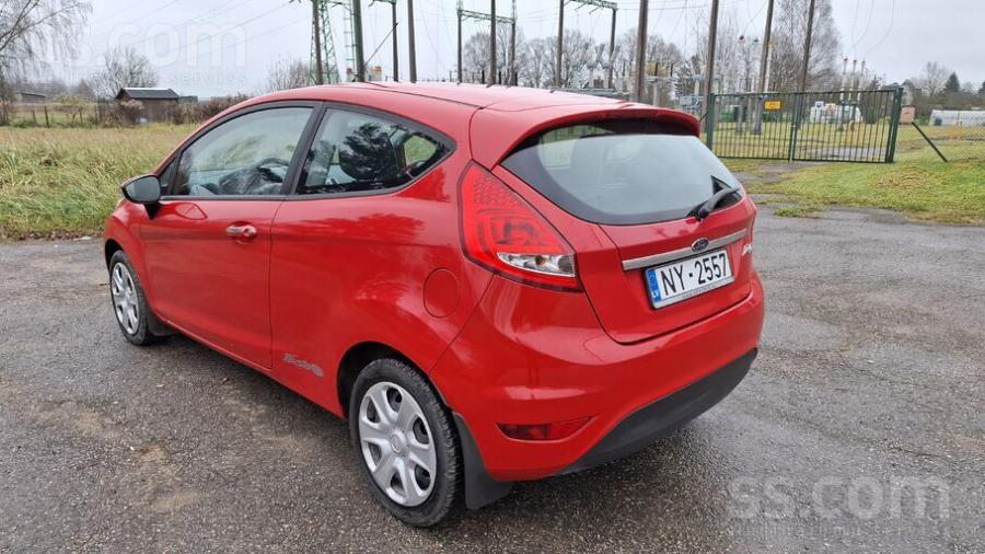 Red Ford Fiesta 2009 in Ogre, with an engine capacity of 1.30 L and mileage of 180 thousand km for 2399 €, photo 4 on AUTOMOTO.COM.LV