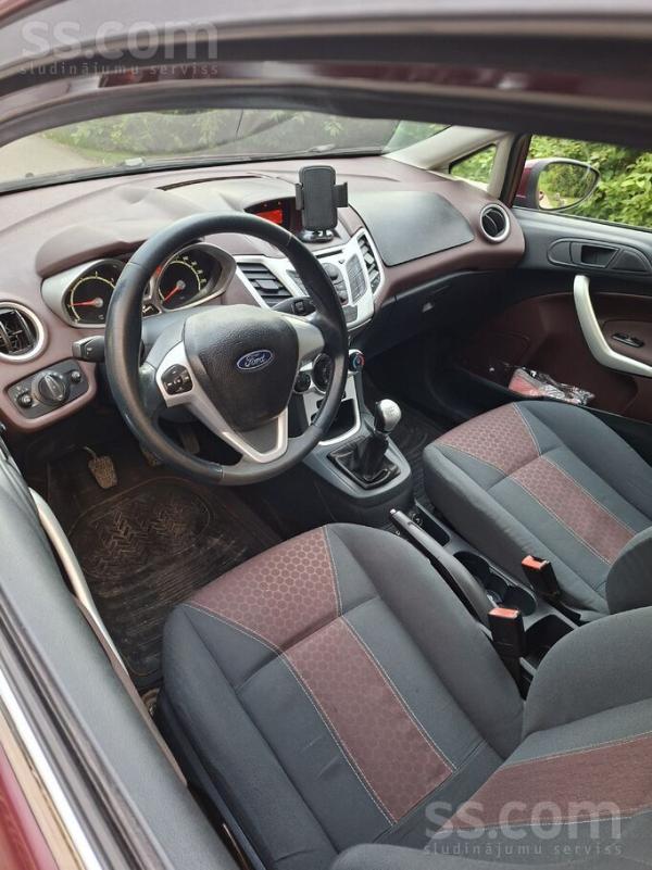 Sarkans Ford Fiesta 2009 Rīga, ar dzinēja tilpumu 1.20 L un nobraukumu 236 tūkst. km par 1200 €, foto 5 vietnē AUTOMOTO.COM.LV
