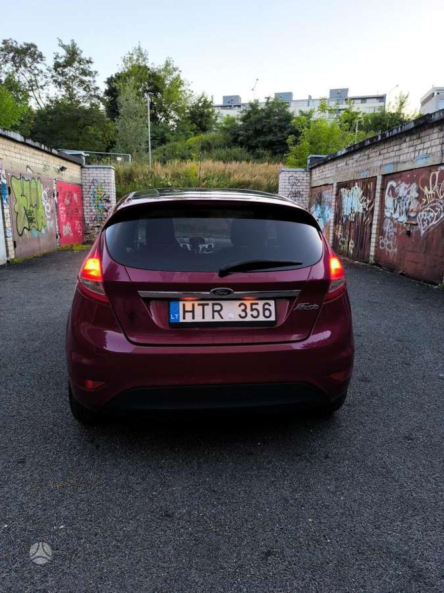 Sarkans Ford Fiesta 2009 Viļņa, ar dzinēja tilpumu 1.40 L un nobraukumu 313 tūkst. km par 1700 €, foto 6 vietnē AUTOMOTO.COM.LV