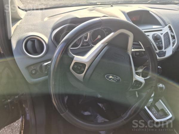 Sarkans Ford Fiesta 2009 Daugavpils, ar dzinēja tilpumu 1.40 L un nobraukumu 0 tūkst. km par 4300 €, foto 11 vietnē AUTOMOTO.COM.LV