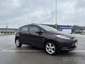 Sarkans Ford Fiesta 2010 Rīga, ar dzinēja tilpumu 1.20 L un nobraukumu 204 tūkst. km par 2600 €, foto 1 vietnē AUTOMOTO.COM.LV
