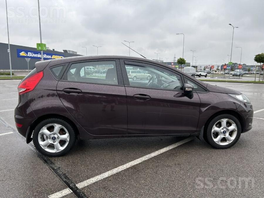 Sarkans Ford Fiesta 2010 Rīga, ar dzinēja tilpumu 1.20 L un nobraukumu 204 tūkst. km par 2600 €, foto 2 vietnē AUTOMOTO.COM.LV