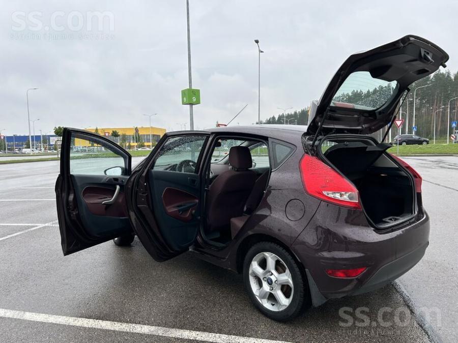 Sarkans Ford Fiesta 2010 Rīga, ar dzinēja tilpumu 1.20 L un nobraukumu 204 tūkst. km par 2600 €, foto 9 vietnē AUTOMOTO.COM.LV