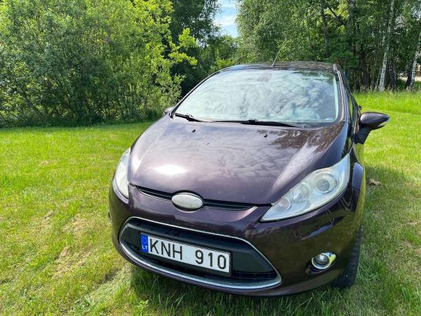 Sarkans Ford Fiesta 2010 Viļņa, ar dzinēja tilpumu 1.40 L un nobraukumu 292 tūkst. km par 1000 €, foto 1 vietnē AUTOMOTO.COM.LV