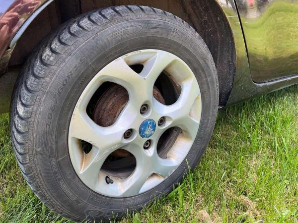 Sarkans Ford Fiesta 2010 Viļņa, ar dzinēja tilpumu 1.40 L un nobraukumu 292 tūkst. km par 1000 €, foto 8 vietnē AUTOMOTO.COM.LV