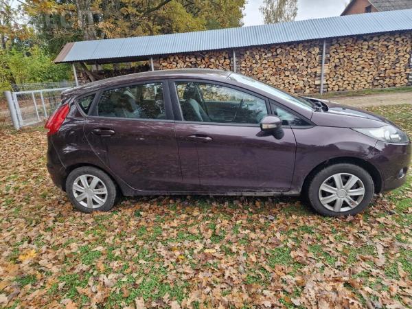 Sarkans Ford Fiesta 2010 Aizkraukle, ar dzinēja tilpumu 1.60 L un nobraukumu 276 tūkst. km par 2500 €, foto 1 vietnē AUTOMOTO.COM.LV