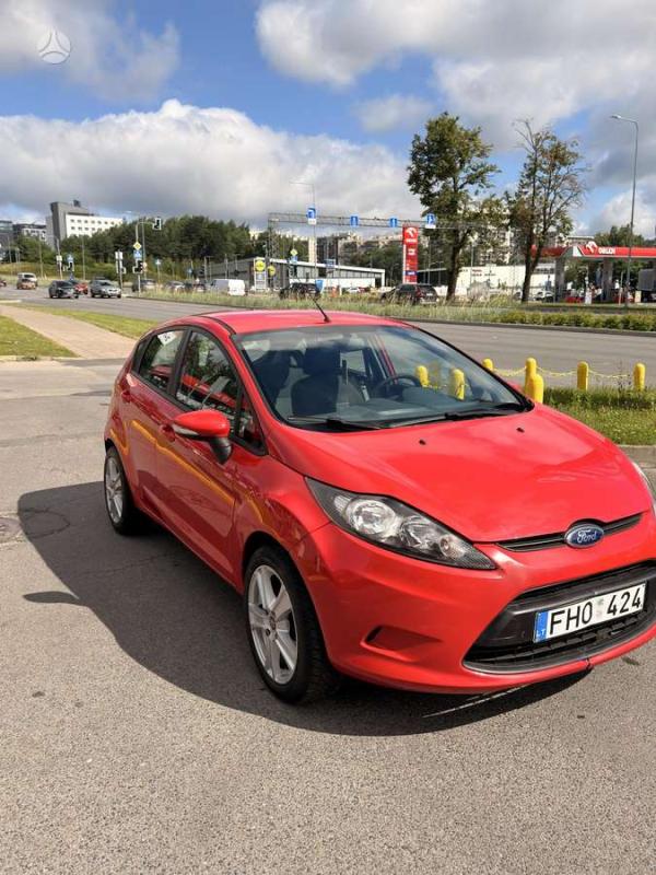 Sarkans Ford Fiesta 2011 Viļņa, ar dzinēja tilpumu 1.24 L un nobraukumu 142 tūkst. km par 2300 €, foto 1 vietnē AUTOMOTO.COM.LV