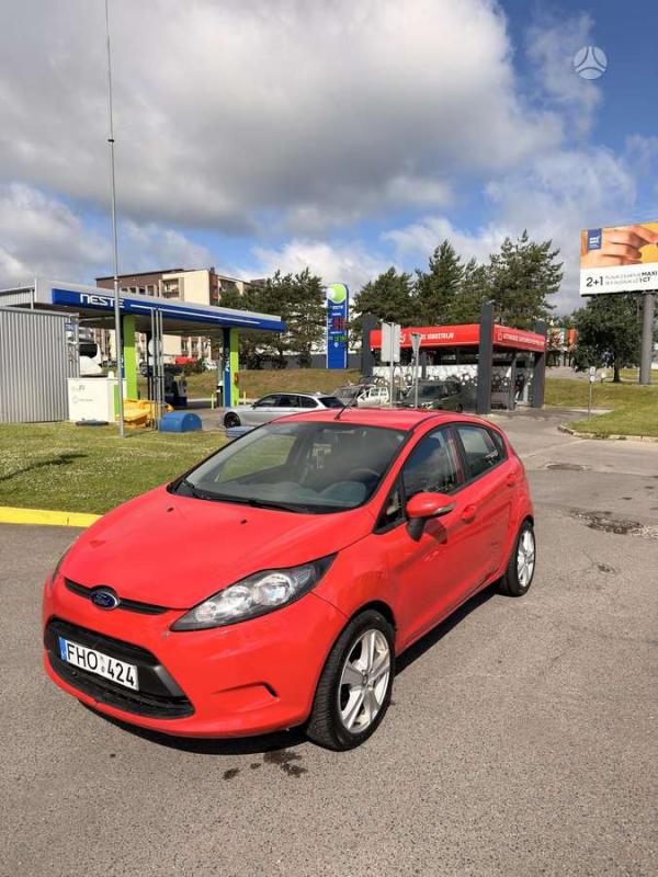 Sarkans Ford Fiesta 2011 Viļņa, ar dzinēja tilpumu 1.24 L un nobraukumu 142 tūkst. km par 2300 €, foto 2 vietnē AUTOMOTO.COM.LV