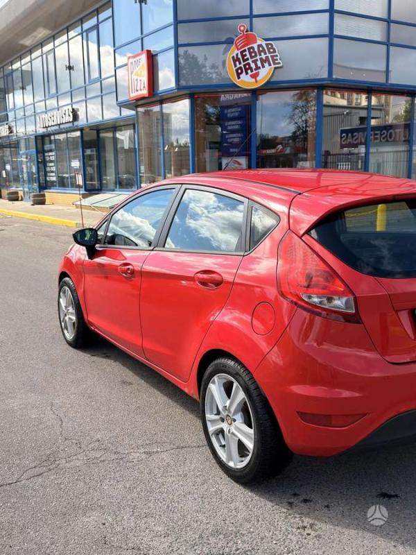 Sarkans Ford Fiesta 2011 Viļņa, ar dzinēja tilpumu 1.24 L un nobraukumu 142 tūkst. km par 2300 €, foto 3 vietnē AUTOMOTO.COM.LV