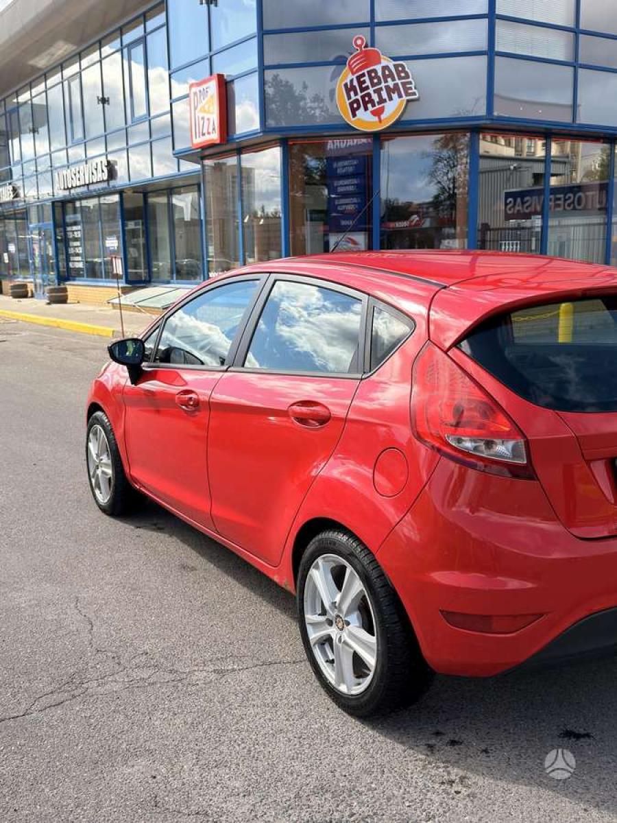 Sarkans Ford Fiesta 2011 Viļņa, ar dzinēja tilpumu 1.24 L un nobraukumu 142 tūkst. km par 2300 €, foto 4 vietnē AUTOMOTO.COM.LV