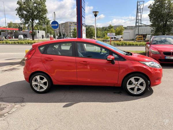 Sarkans Ford Fiesta 2011 Viļņa, ar dzinēja tilpumu 1.24 L un nobraukumu 142 tūkst. km par 2300 €, foto 5 vietnē AUTOMOTO.COM.LV