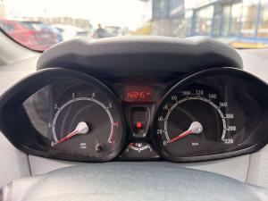 Sarkans Ford Fiesta 2011 Viļņa, ar dzinēja tilpumu 1.24 L un nobraukumu 142 tūkst. km par 2300 €, foto 7 vietnē AUTOMOTO.COM.LV