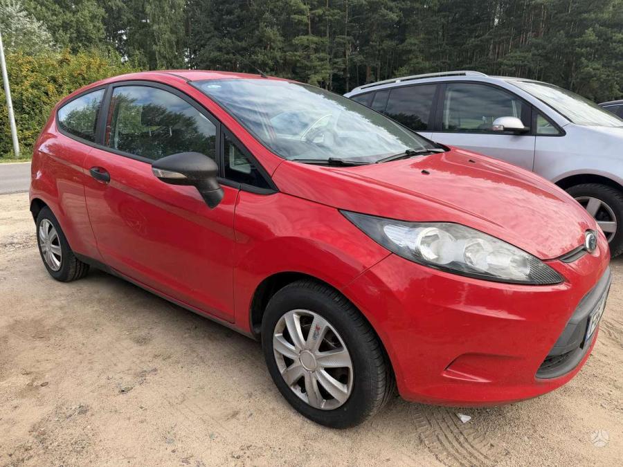 Sarkans Ford Fiesta 2011 Viļņa, ar dzinēja tilpumu 1.20 L un nobraukumu 125 tūkst. km par 550 €, foto 1 vietnē AUTOMOTO.COM.LV
