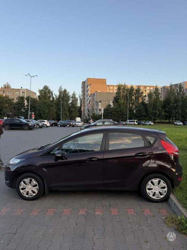 Ford Fiesta 2011 in Vilnius on AUTOMOTO.COM.LV Red Ford Fiesta 2011 in Vilnius, with an engine capacity of 1.24 L and mileage of 176 thousand km for 1000 €, photo 4 on AUTOMOTO.COM.LV