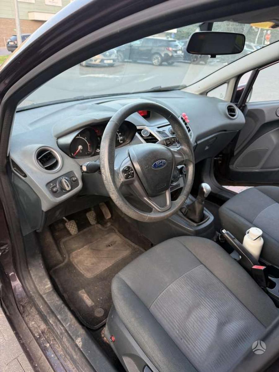 Red Ford Fiesta 2011 in Vilnius, with an engine capacity of 1.24 L and mileage of 176 thousand km for 1000 €, photo 9 on AUTOMOTO.COM.LV
