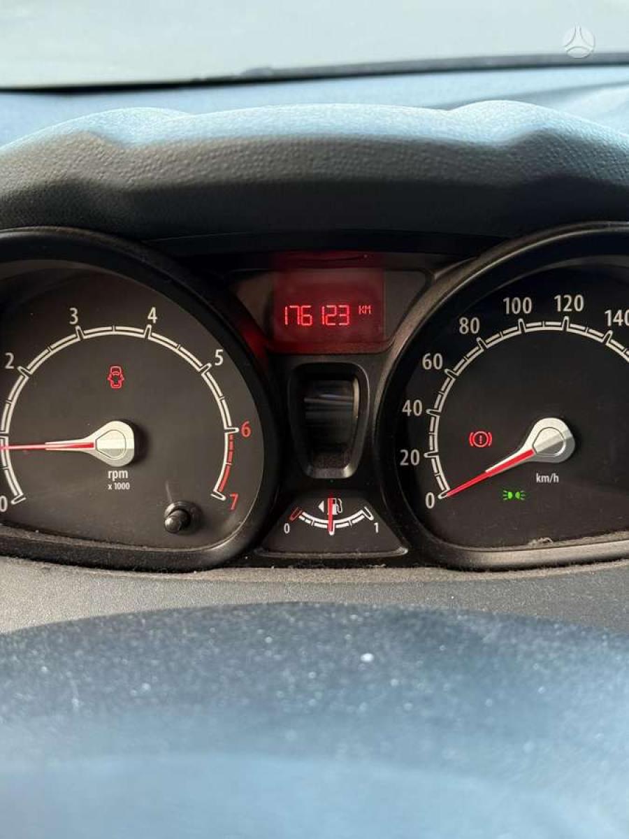 Red Ford Fiesta 2011 in Vilnius, with an engine capacity of 1.24 L and mileage of 176 thousand km for 1000 €, photo 16 on AUTOMOTO.COM.LV