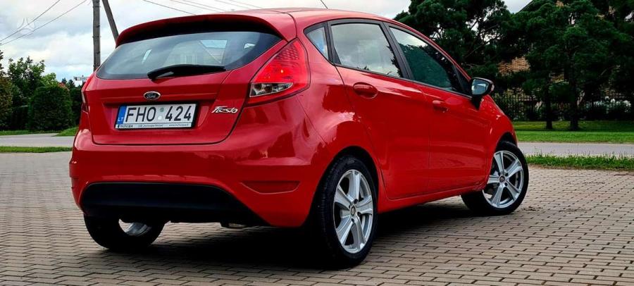 Sarkans Ford Fiesta 2011 Viļņa, ar dzinēja tilpumu 1.24 L un nobraukumu 138 tūkst. km par 1850 €, foto 4 vietnē AUTOMOTO.COM.LV