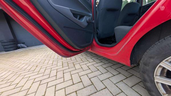 Red Ford Fiesta 2011 in Kaunas, with an engine capacity of 1.40 L and mileage of 298 thousand km for 2200 €, photo 9 on AUTOMOTO.COM.LV