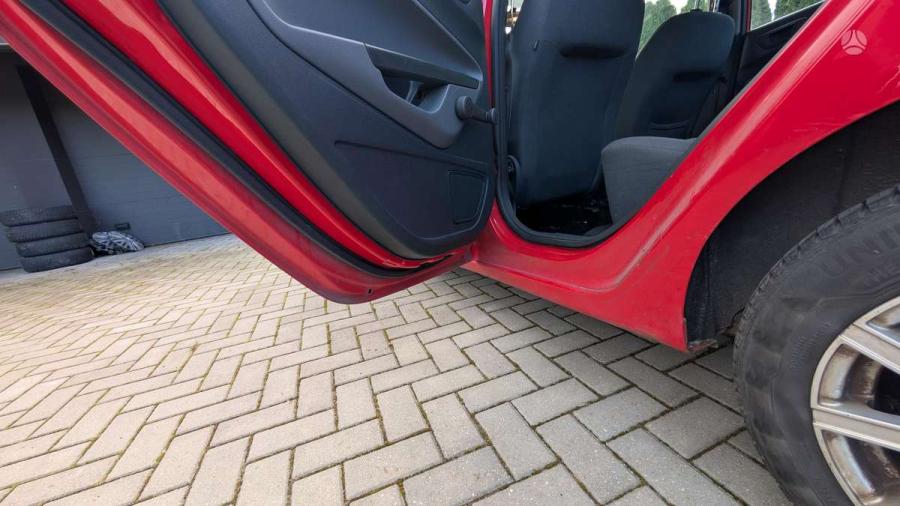 Red Ford Fiesta 2011 in Kaunas, with an engine capacity of 1.40 L and mileage of 298 thousand km for 2200 €, photo 9 on AUTOMOTO.COM.LV